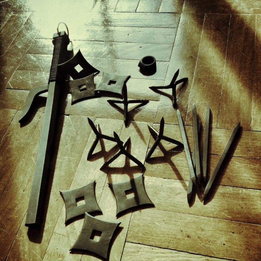 Las 5 armas de madera indispensables en las Artes Marciales. - Sport Muscle